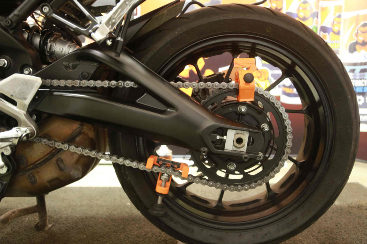 Laser Monkey - Werkzeug zur Ausrichtung der Motorradkette - Tru-Tension ...
